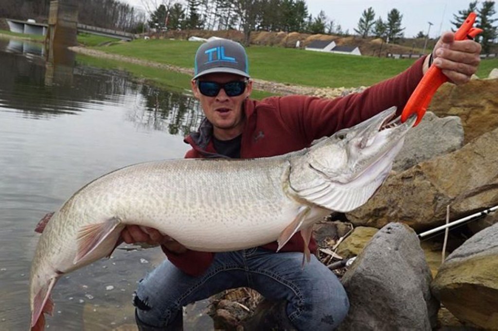 Flashback to the Ohio Man Who Caught a 55-Pound, 13-Ounce Muskie - Wide ...