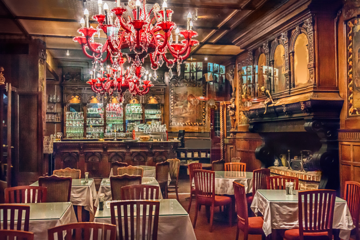 15 Warm & Cozy Restaurants in the U.S., Perfect for Romantic Getaways