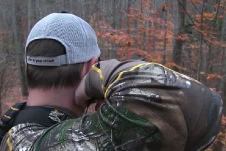 Taxidermist Digs Full Broadhead and Partial Arrow Shaft Out of Buck's ...