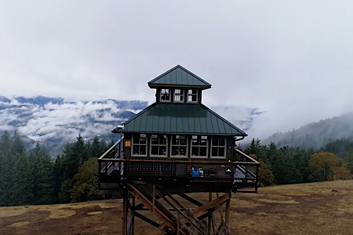 Fire Lookout House Offers Spectacular Views of the Oregon Wilderness ...
