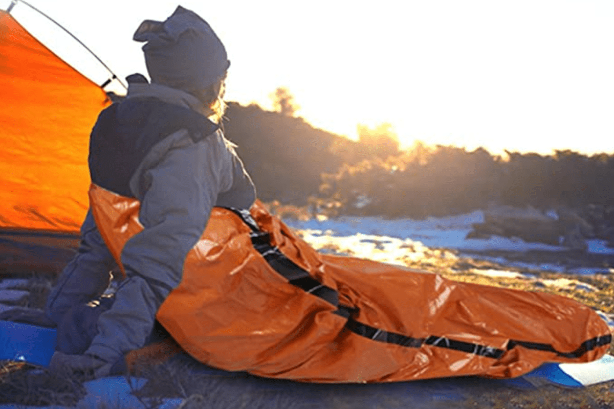 3 Best Emergency Sleeping Bags of 2021 for Survival Under $60 - Wide ...