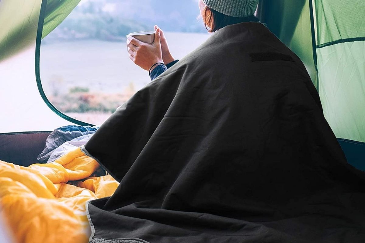 6 Best Travel Blankets of 2022 for Backpacks & More (Comfy & Packable)