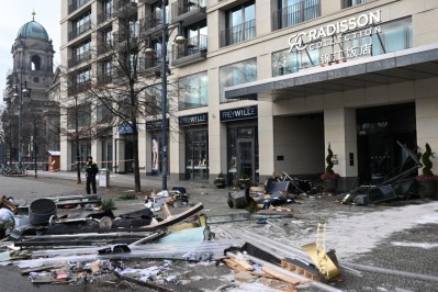 World's Largest Free-Standing Aquarium Explodes in Berlin