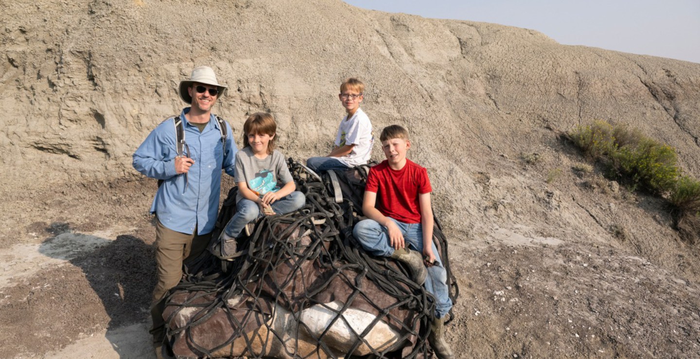 Family Goes On Hike In North Dakota Badlands And Discovers A Rare T-Rex ...