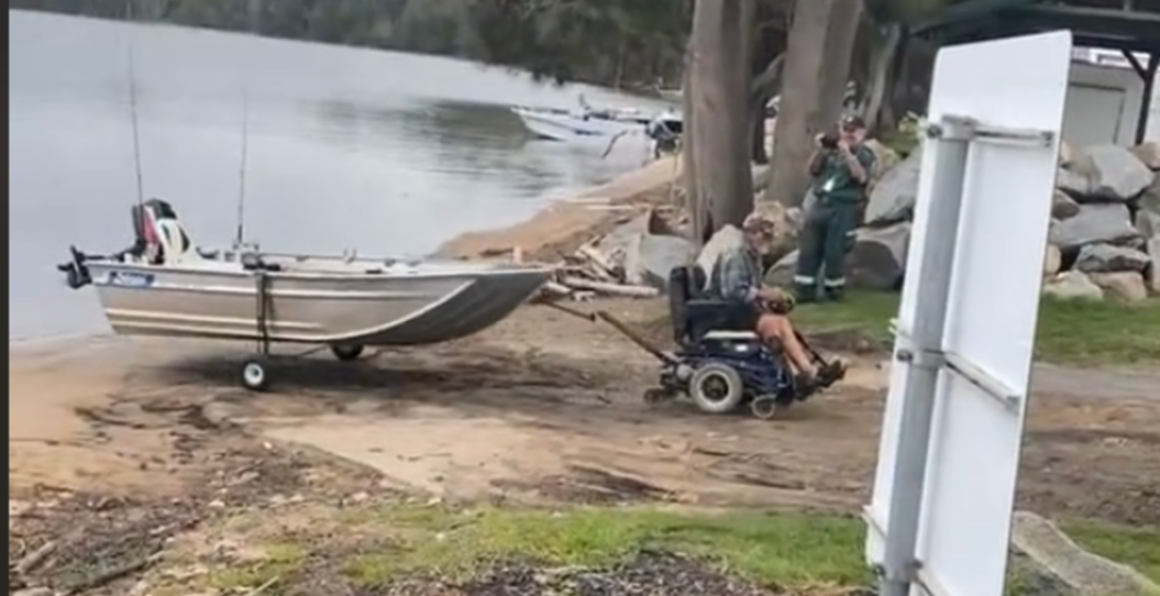 Resourceful Fisherman Uses Electric Scooter To Pull Boat Out Of The ...