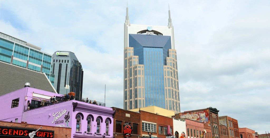 3 Men Arrested After Climbing Nashville's Famous "Batman Building ...