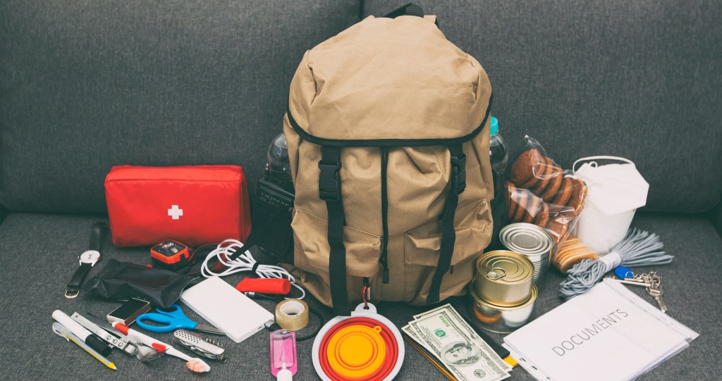 Building A Basic Survival Kit For Beginners: 10 Things You Need To Have ...