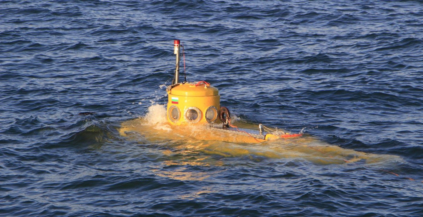 At Least 6 People Dead After Packed Tourist Submarine Sinks Off Coast ...