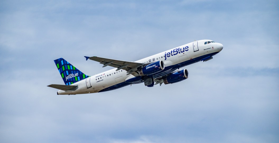 JetBlue Flight Narrowly Avoids Colliding With Air Force Tanker - Wide ...
